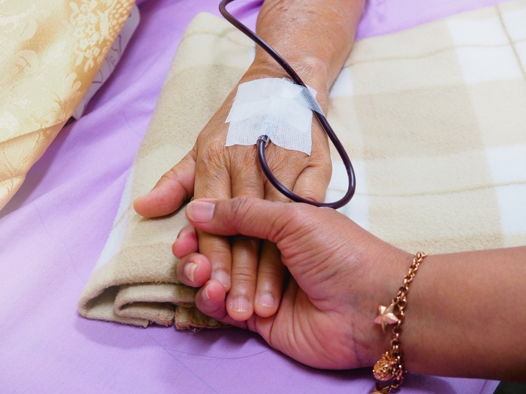 Blood transfusion on woman hand in hospital | HemoMadrid